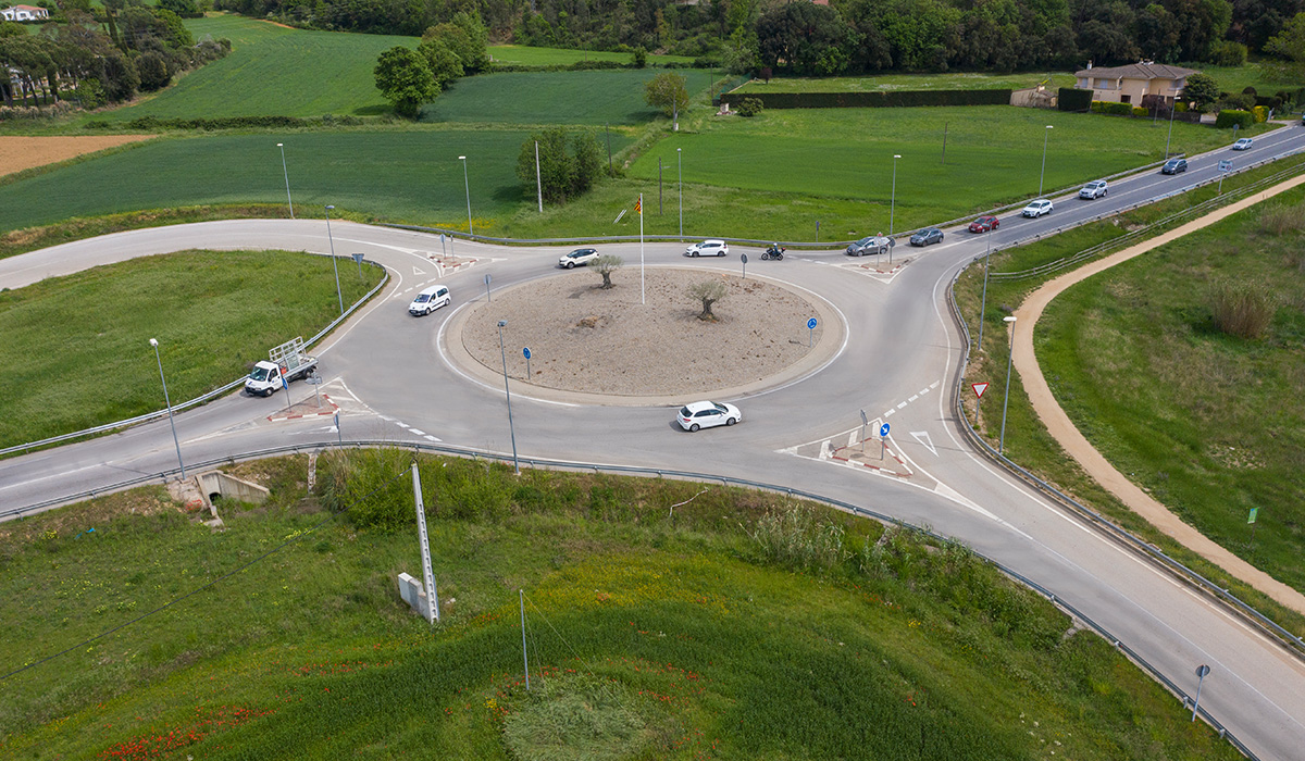 Construcción de una rotonda en la carretera C-35 en Llambilles | Xavier ...